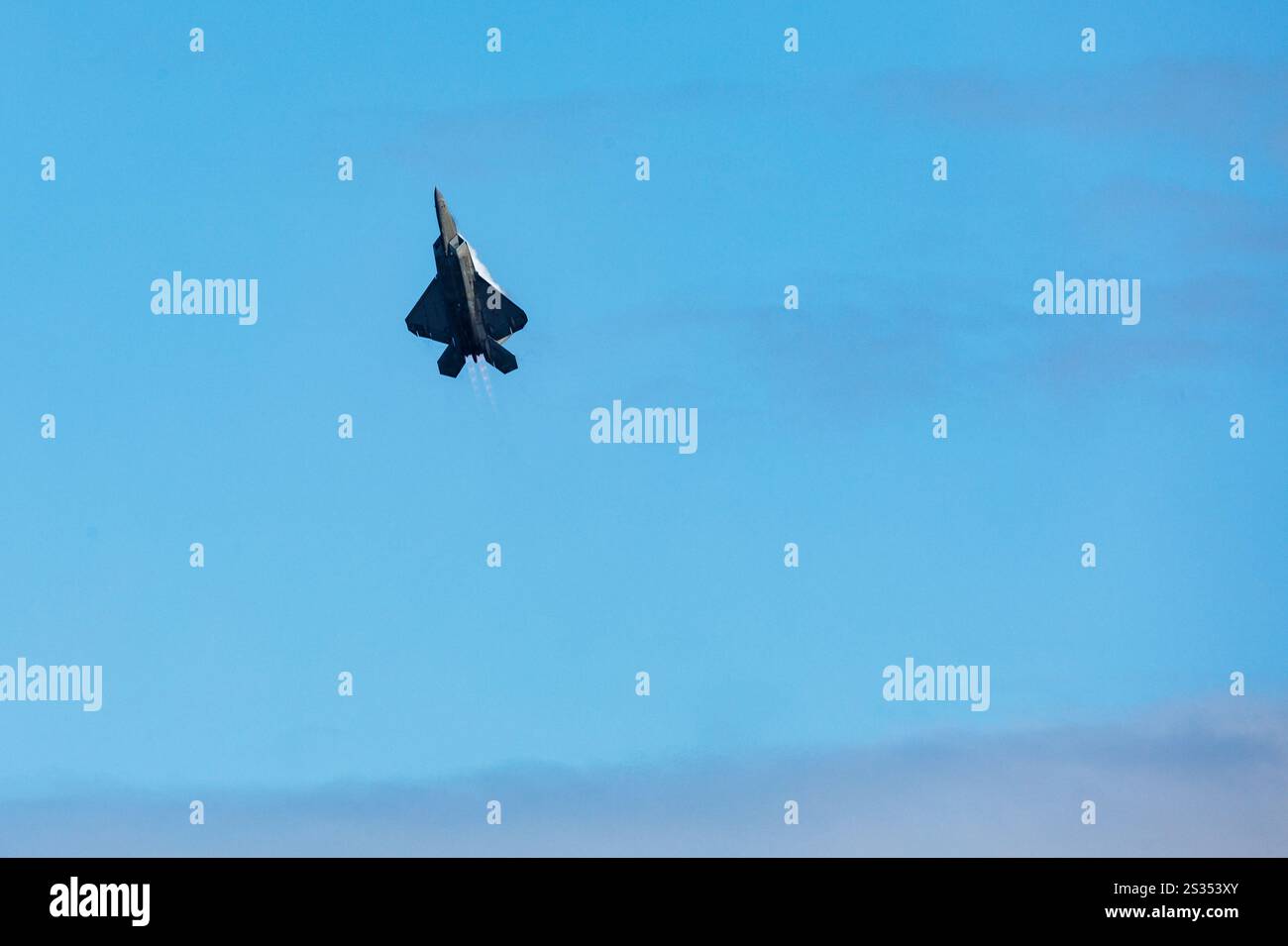 F-22 Jet figther performs high speed acrobatics Stock Photo - Alamy