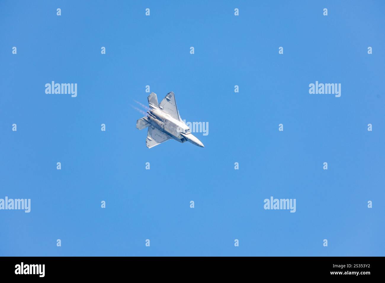 F-22 Jet figther performs high speed acrobatics Stock Photo - Alamy