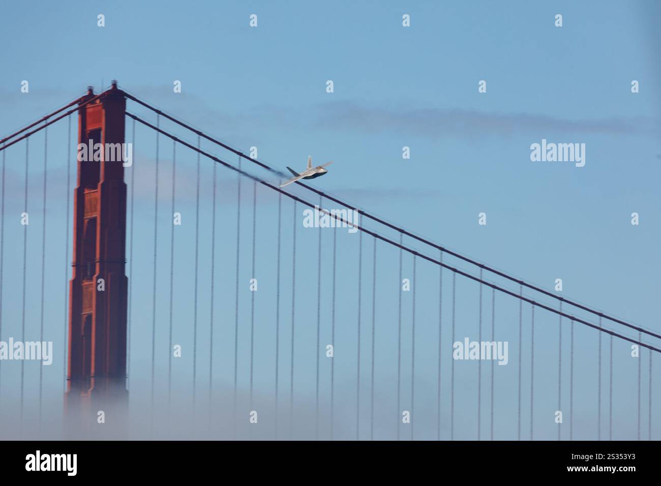 F-22 Jet figther performs high speed acrobatics Stock Photo - Alamy