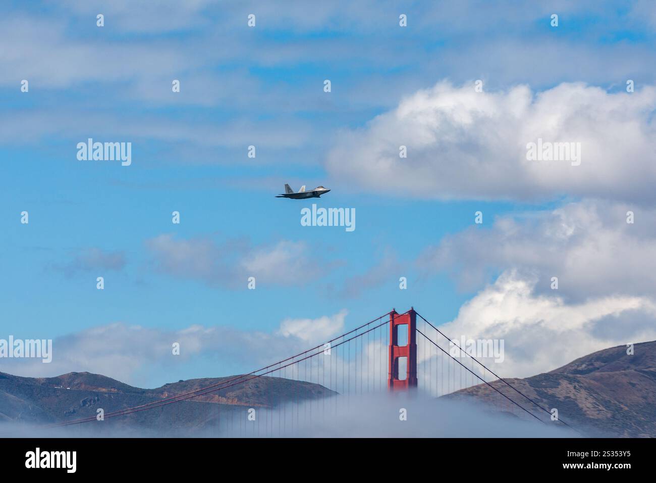 F-22 Jet figther performs high speed acrobatics Stock Photo - Alamy