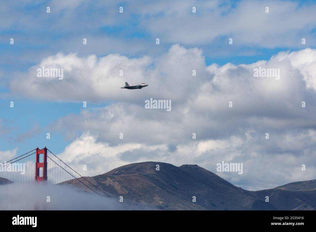 F-22 Jet figther performs high speed acrobatics Stock Photo - Alamy