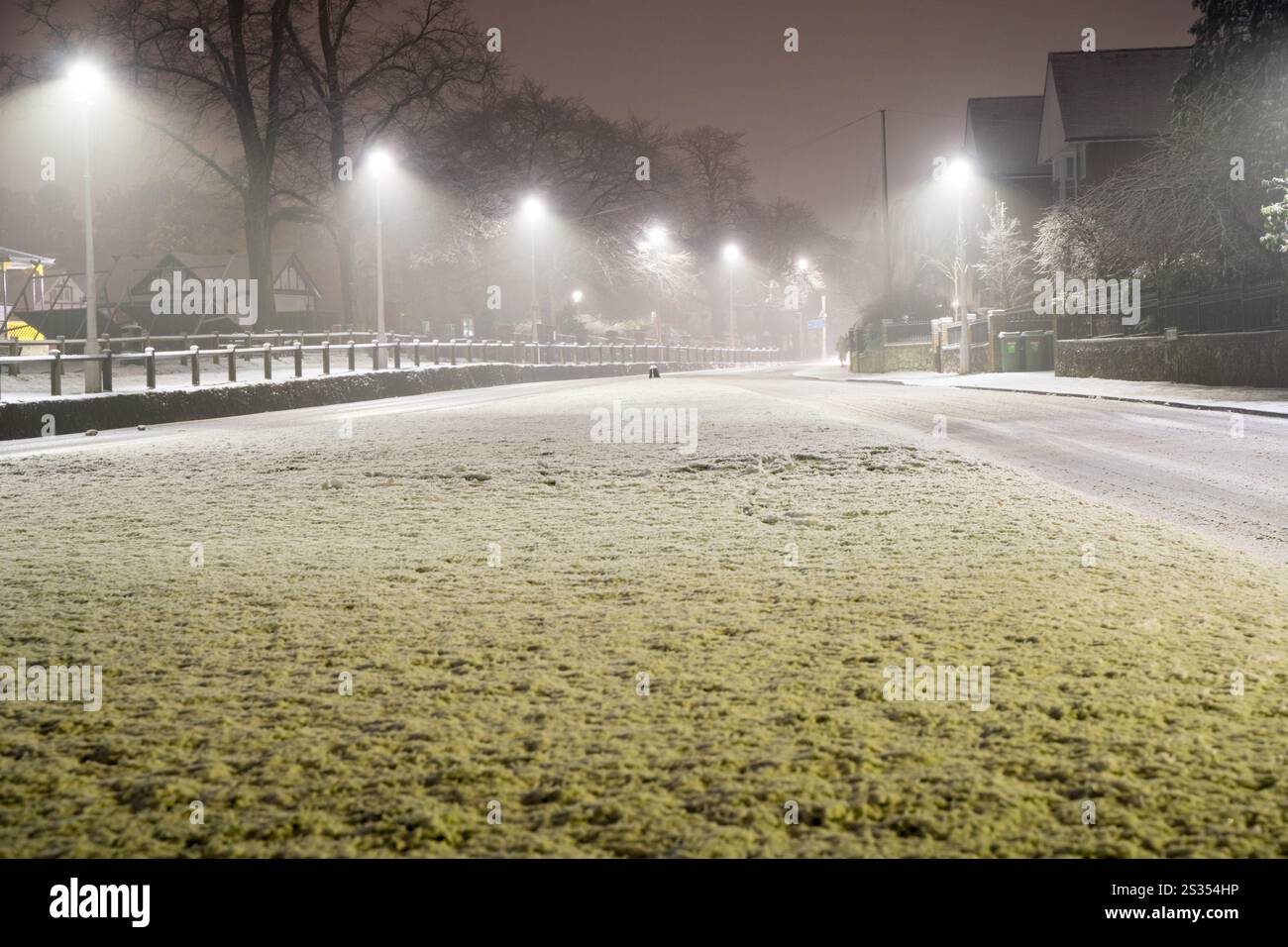 Sevenoaks, Kent UK. 8th January 2025. UK Weather. Snow falling and ...