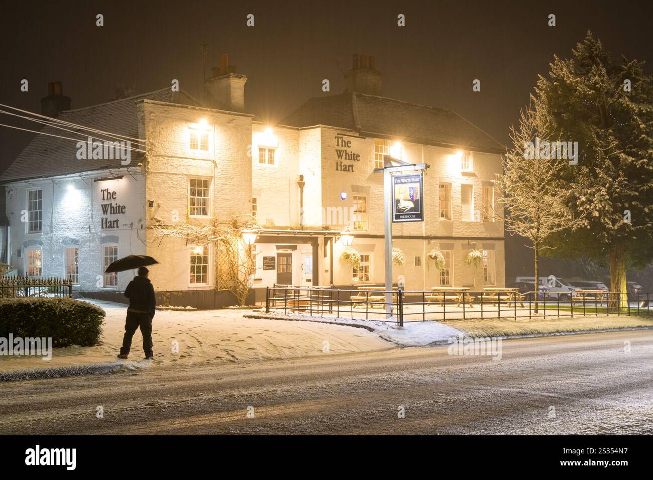 Sevenoaks, Kent UK. 8th January 2025. UK Weather. pub patron walks in ...