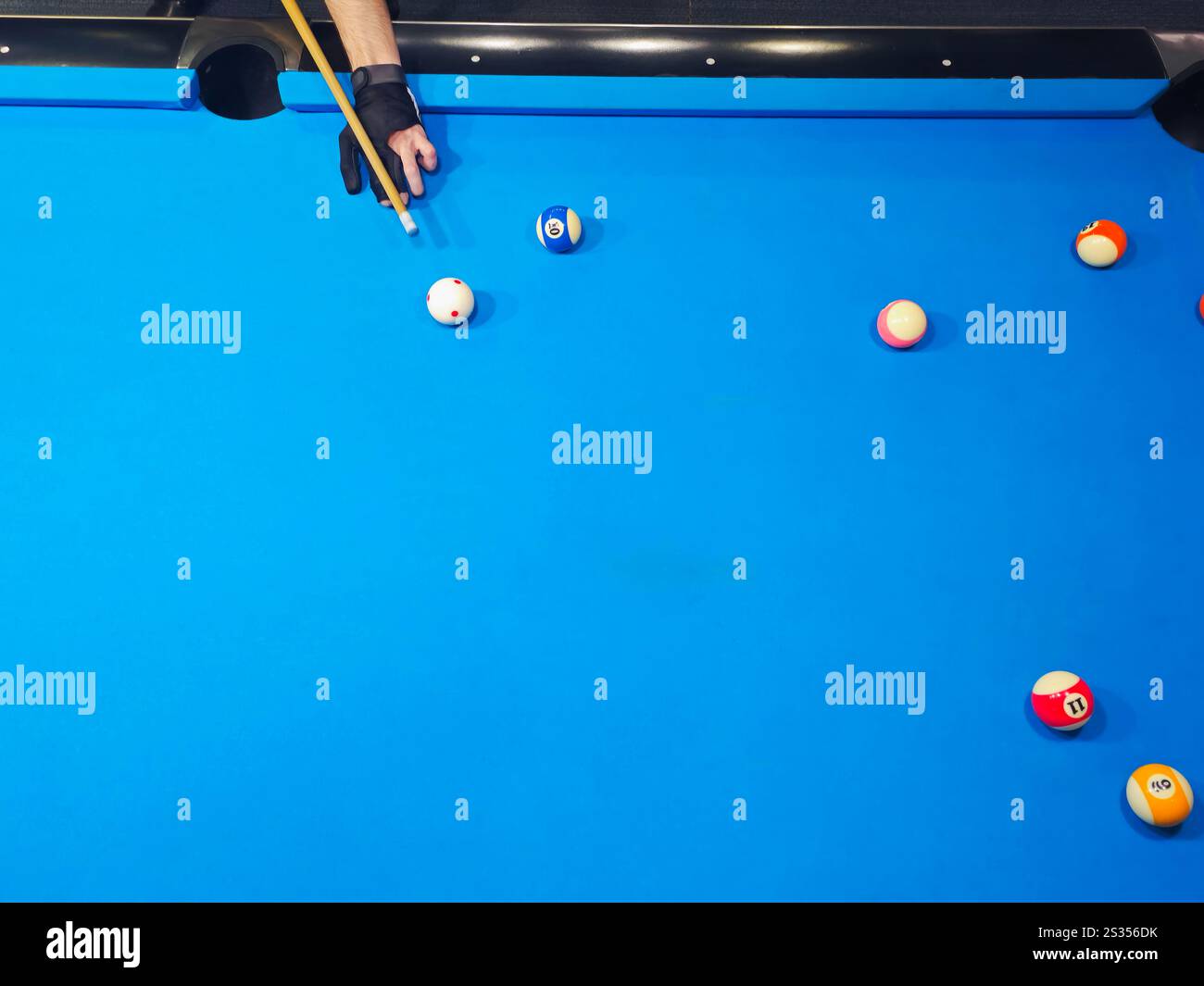 Billiards club cue hitting white hi-res stock photography and images ...