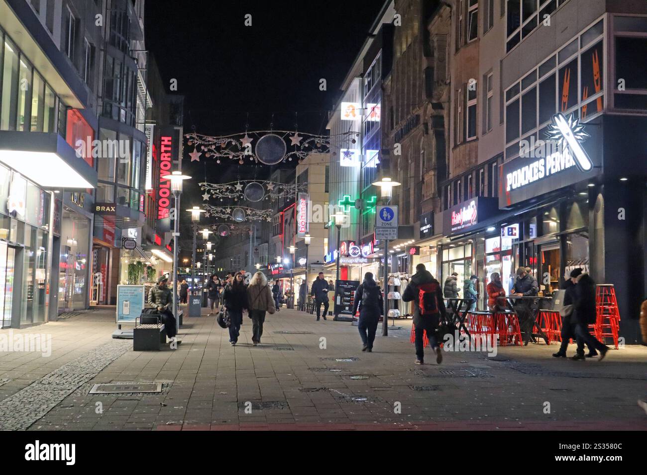 Leben in der Stadt Die Haupteinkaufsstraße im Stadtkern von Essen an ...