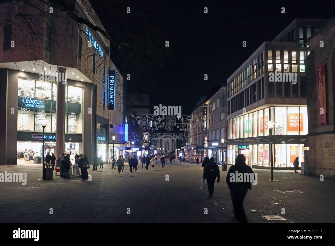 Leben in der Stadt Die Haupteinkaufsstraße im Stadtkern von Essen an ...