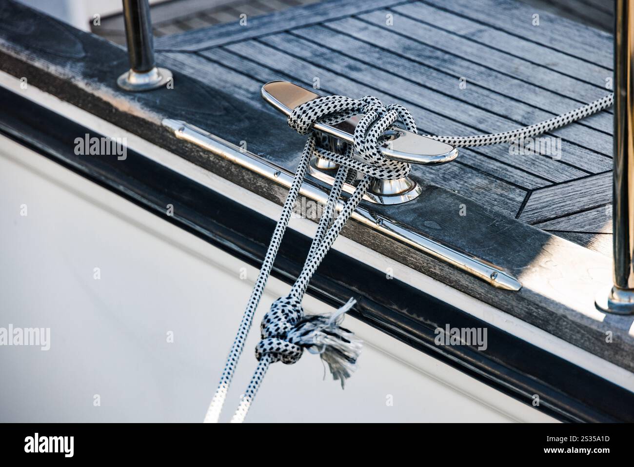 Cleat hitch knot hi-res stock photography and images - Alamy