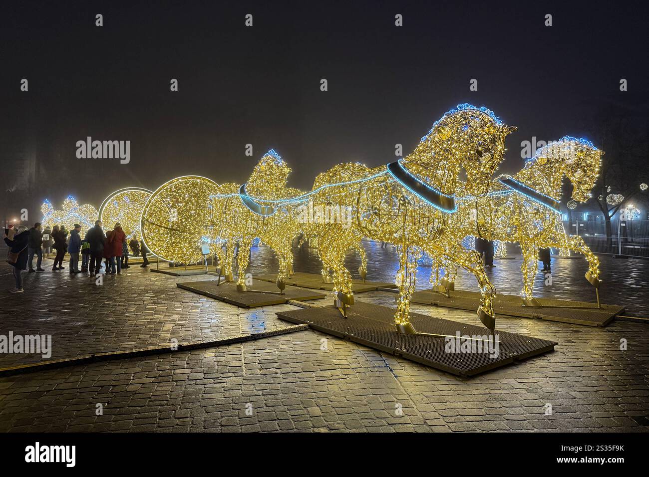Die Beleuchtung der Lichterwelt auf dem Domplatz ist nach dem Anschlag ...