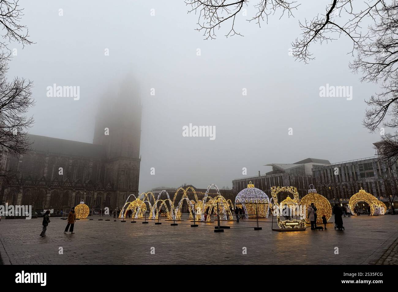 Die Beleuchtung der Lichterwelt auf dem Domplatz ist nach dem Anschlag ...