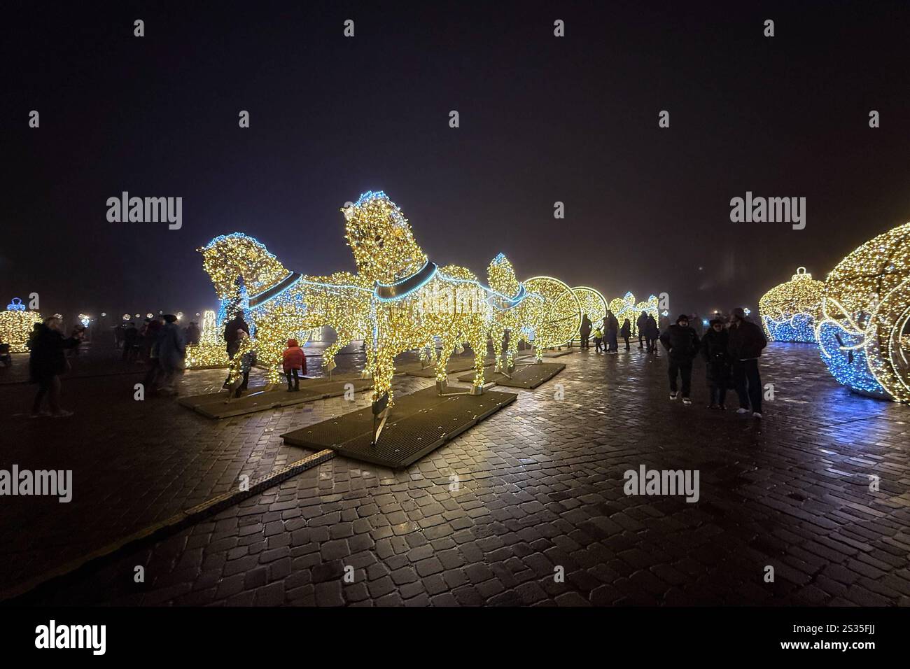 Die Beleuchtung der Lichterwelt auf dem Domplatz ist nach dem Anschlag ...
