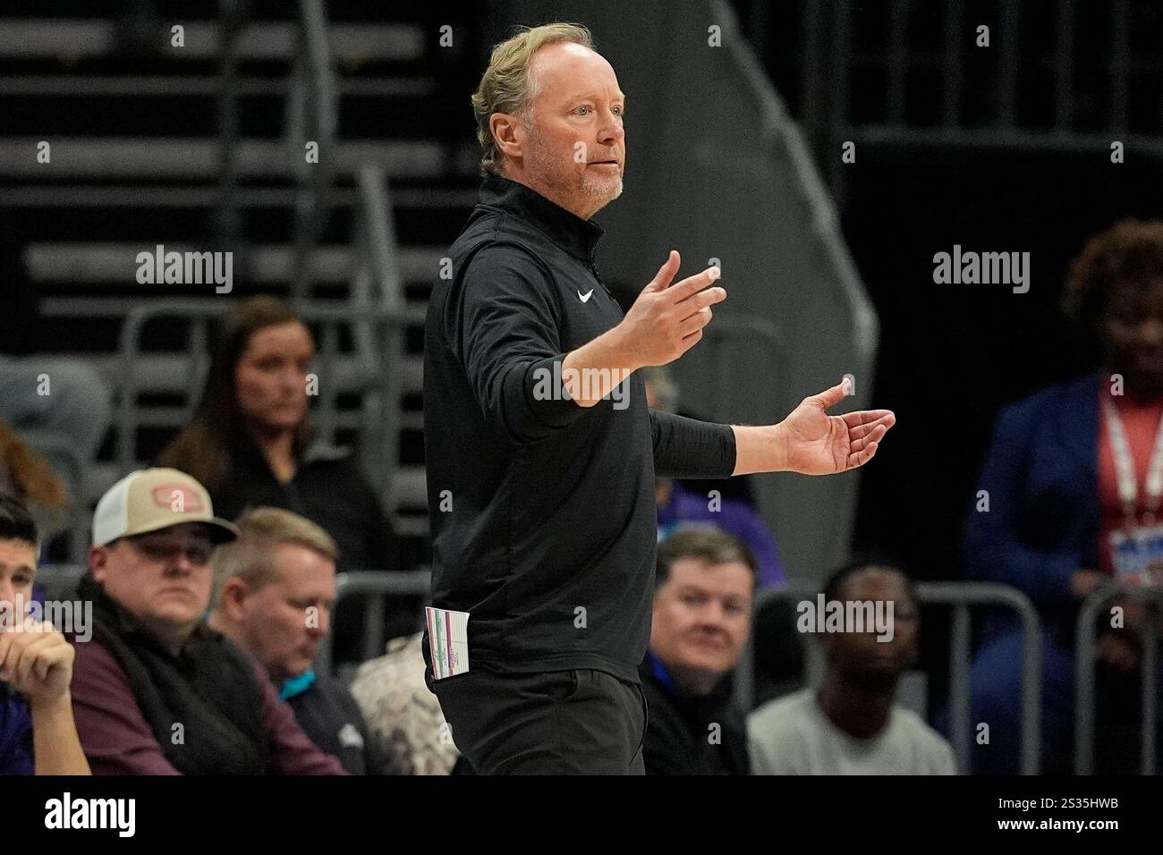 Phoenix Suns head coach Mike Budenholzer during the first half of an ...