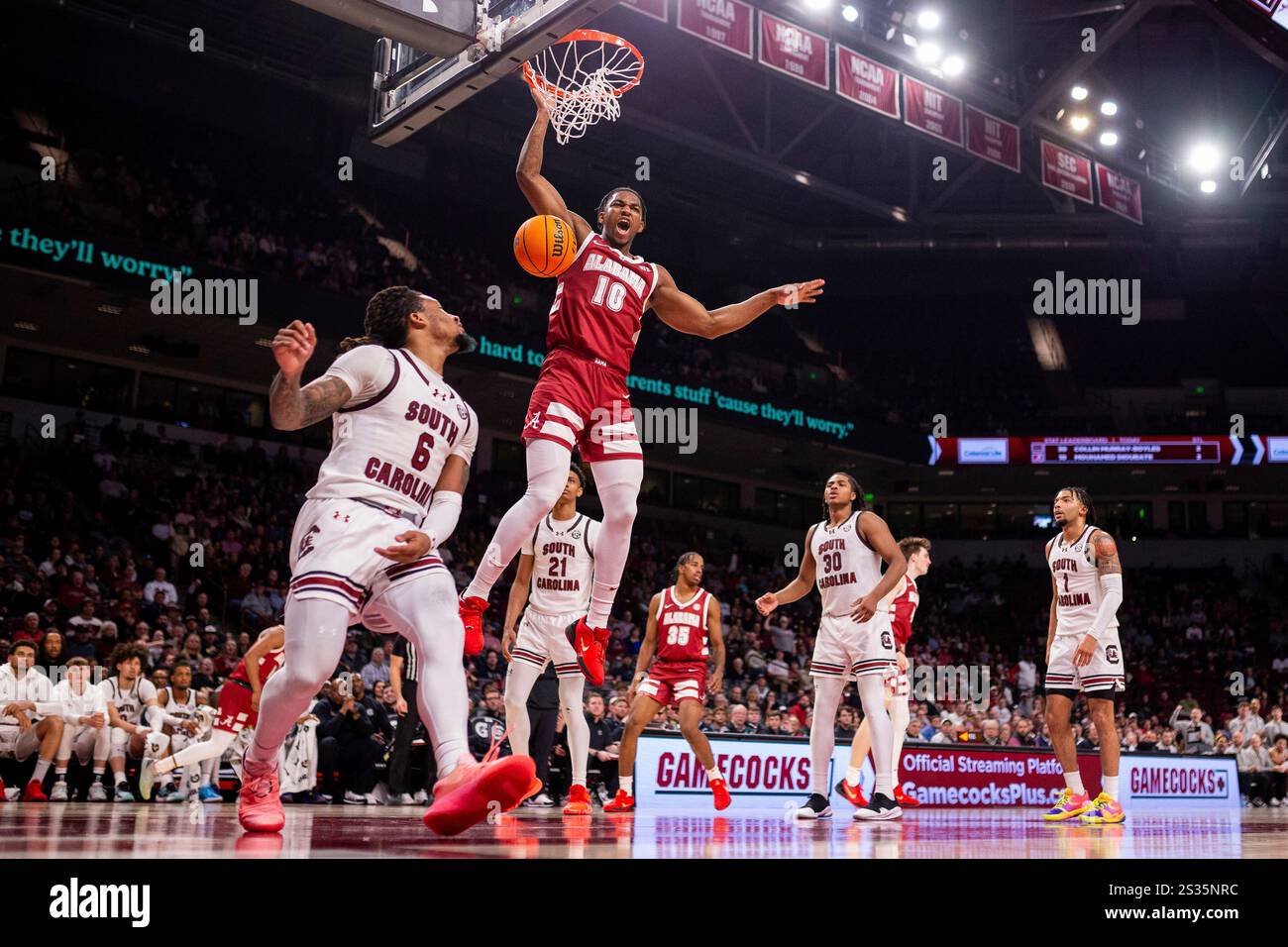 Alabama forward Mouhamed Dioubate (10) dunks against the South Carolina ...