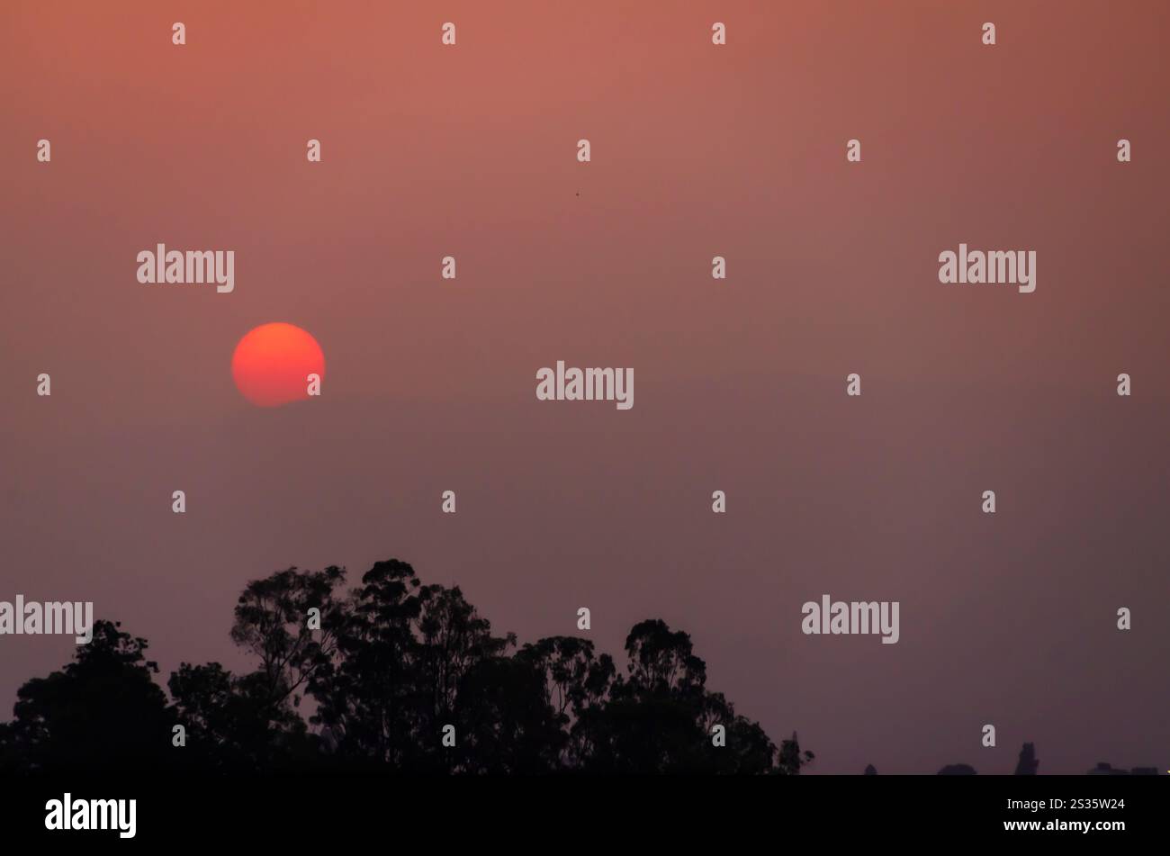 Colorful sunset sky setting hi-res stock photography and images - Alamy