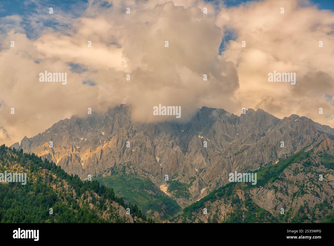 Himalayan mountains of Sonmarg / Sonarmarg, Jammu and Kashmir, India ...