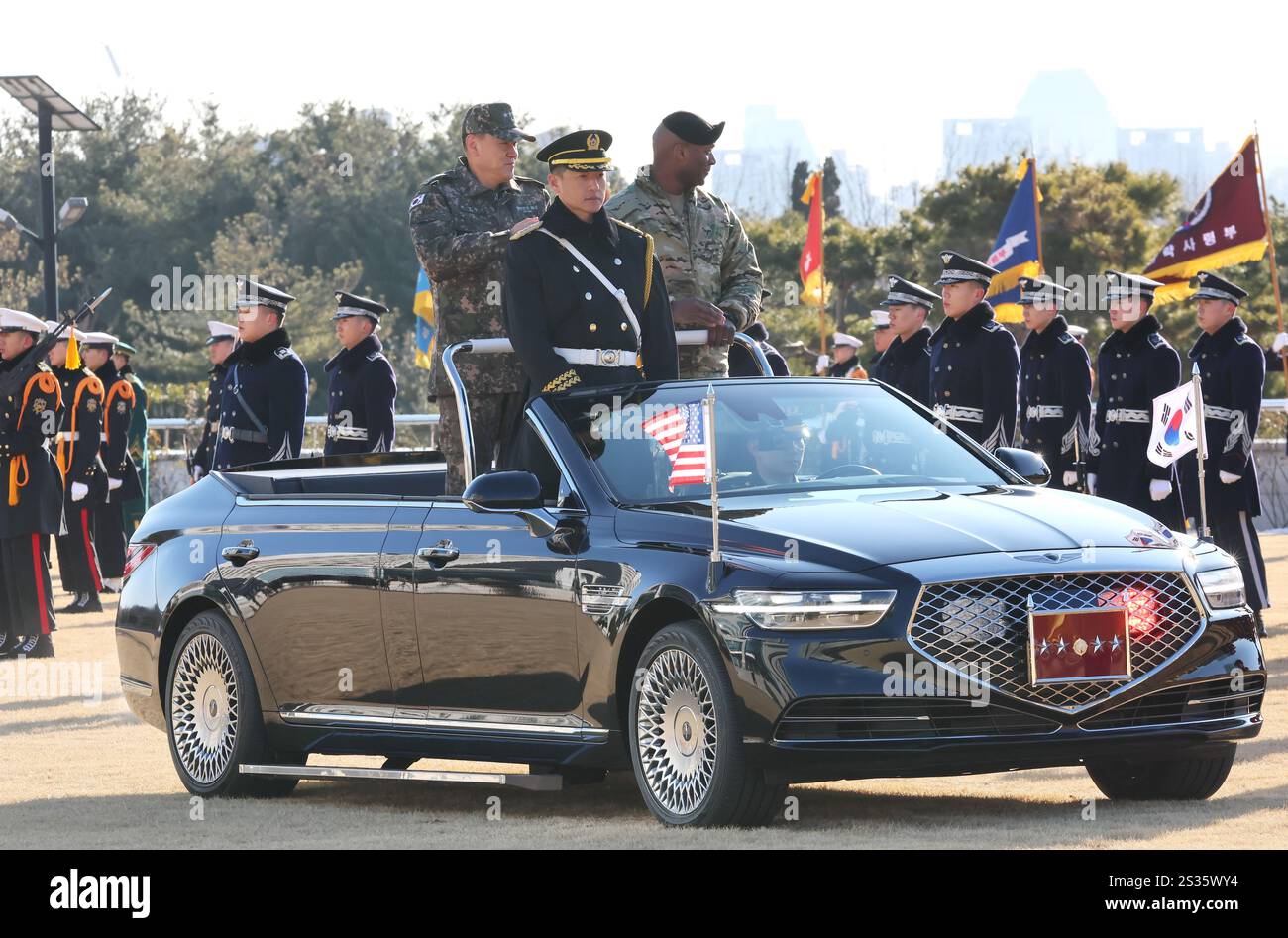 New USFK chief welcomed U.S. Gen. Xavier Brunson (R), the new commander ...