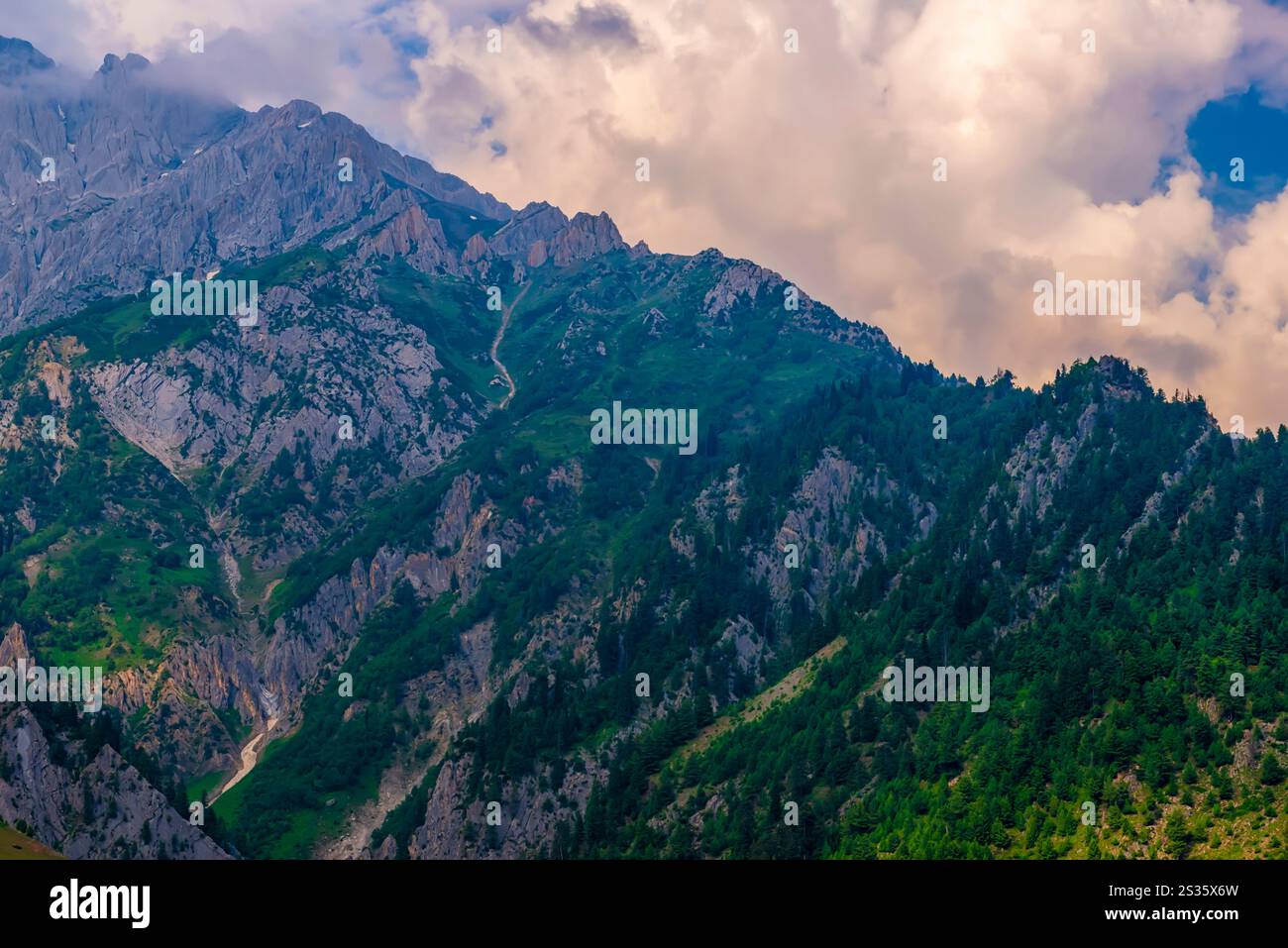 Himalayan mountains of Sonmarg / Sonarmarg, Jammu and Kashmir, India ...