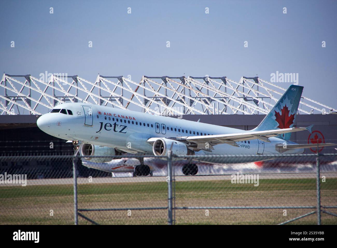 Commercial aircraft on tarmac hi-res stock photography and images - Alamy