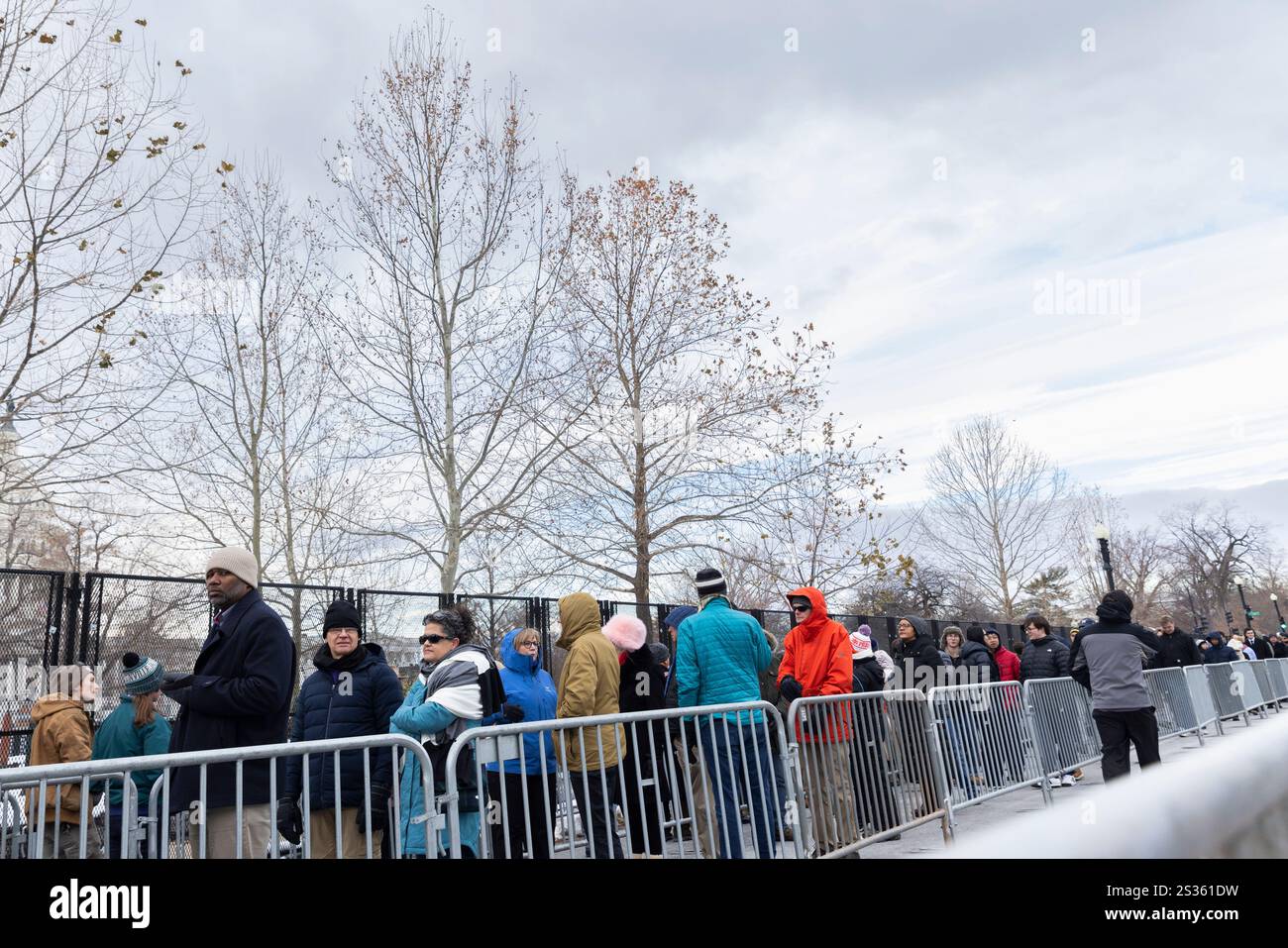 Thousands of mourners visit the U.S. Capitol, Washington DC on January ...