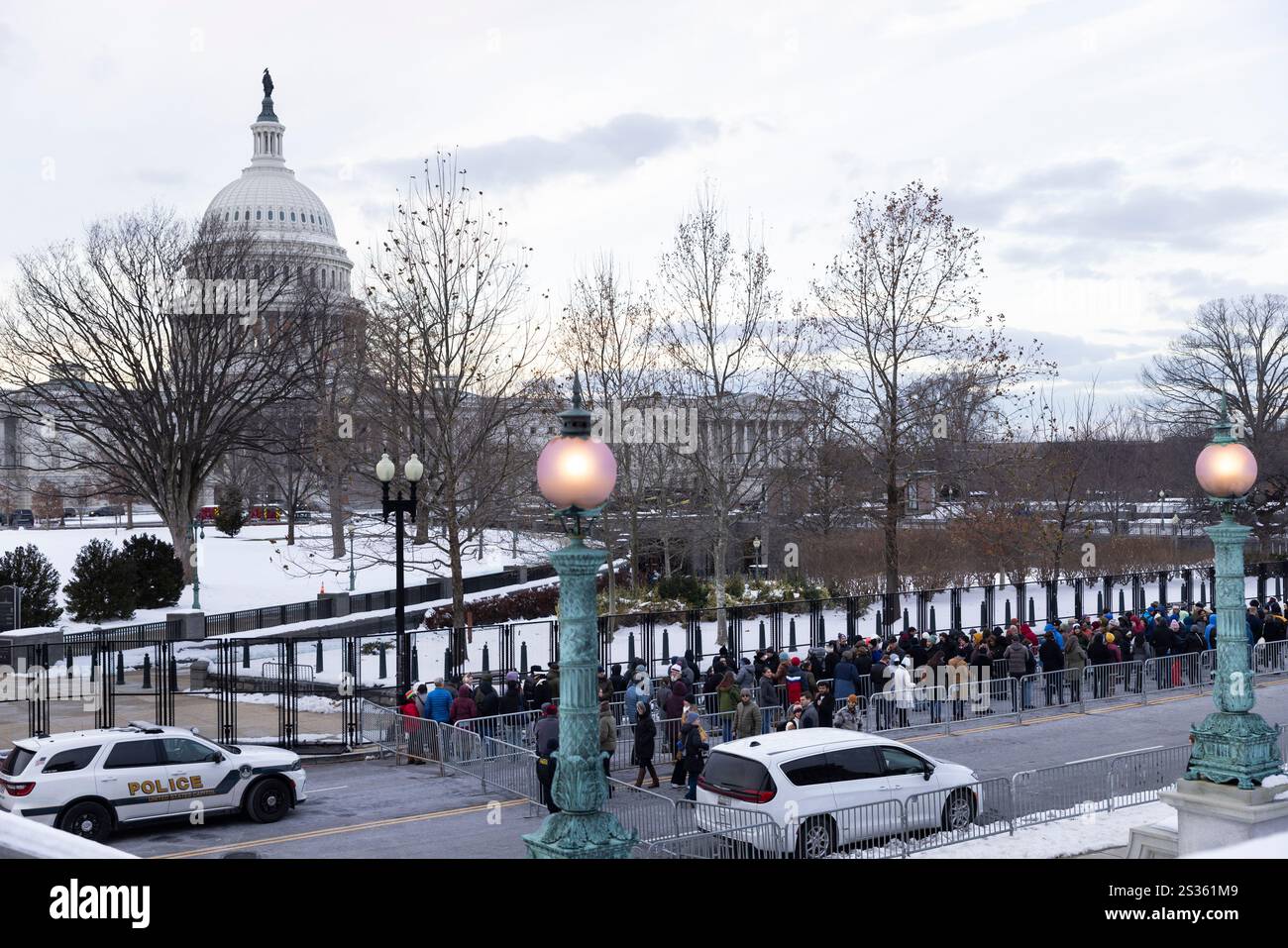 Thousands of mourners visit the U.S. Capitol, Washington DC on January ...