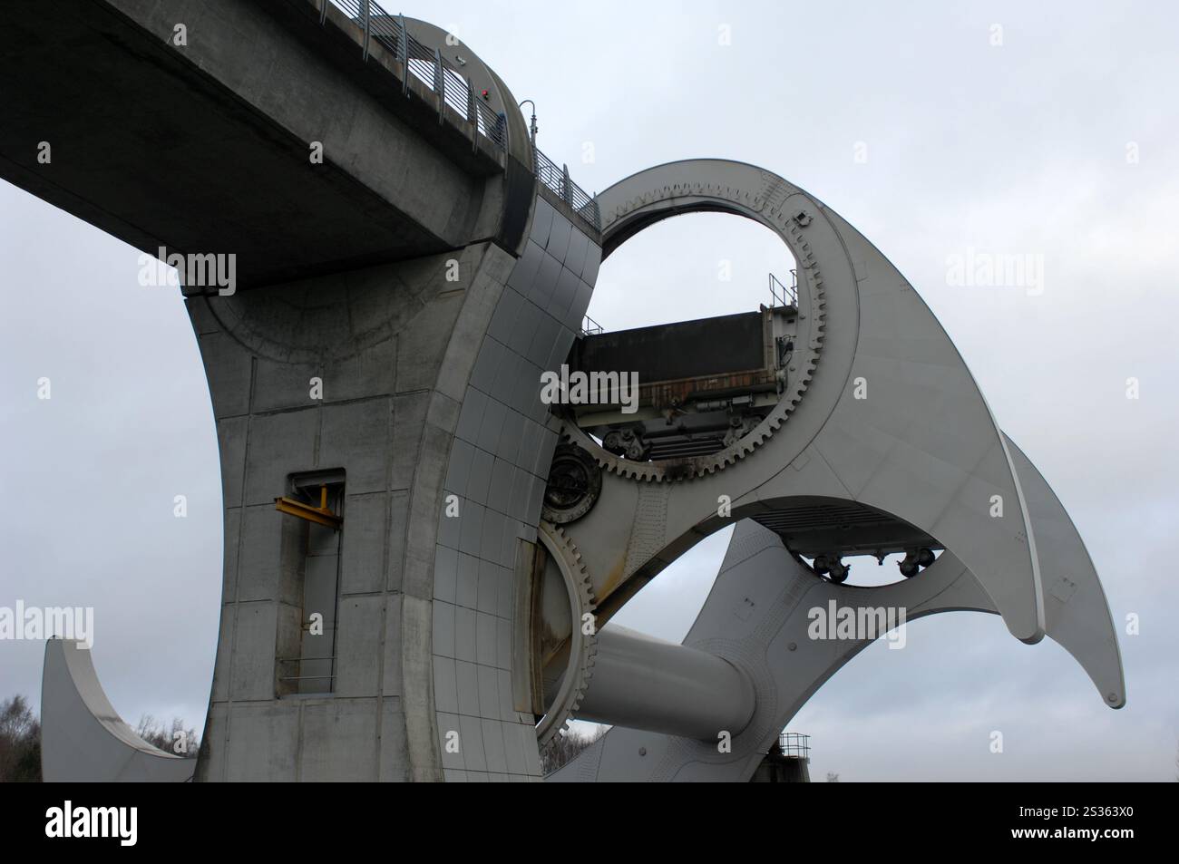 Close up of the Falkirk Wheel, showing the large cogs and moving aprts ...