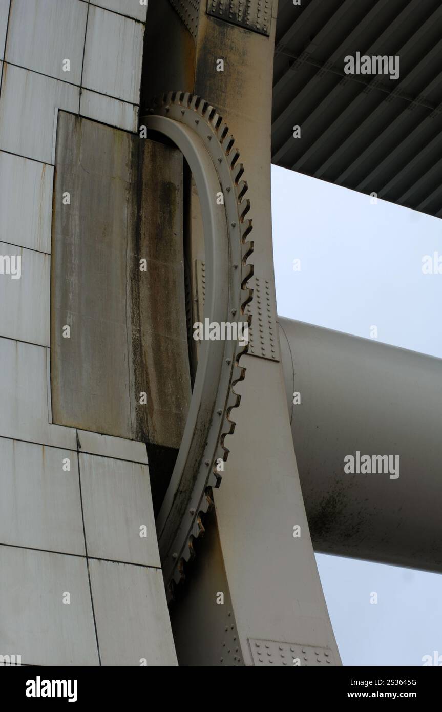 Close up of the Falkirk Wheel, showing the large cogs and moving aprts ...
