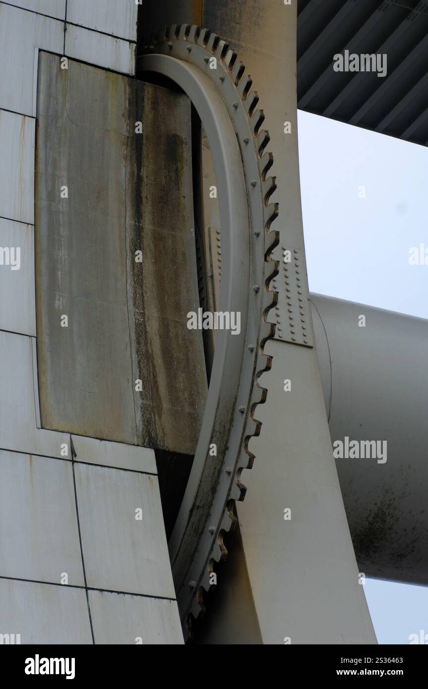 Close up of the Falkirk Wheel, showing the large cogs and moving aprts ...