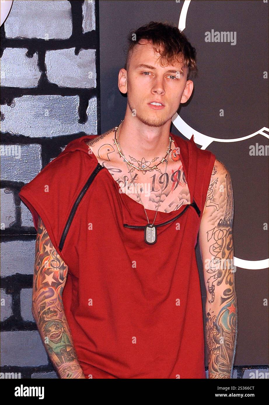 Machine gun kelly aka mgk hi-res stock photography and images - Alamy