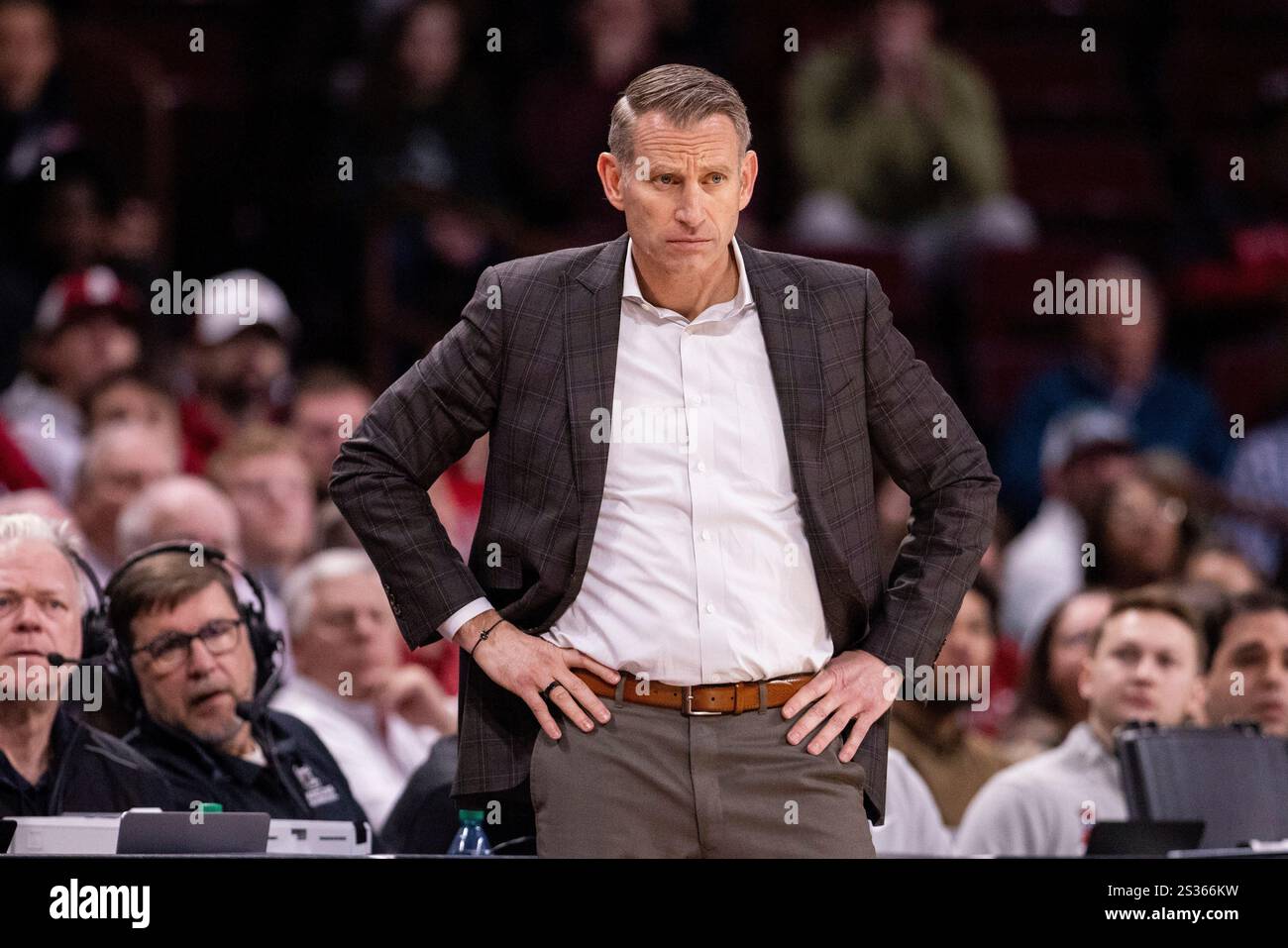 Alabama head coach Nate Oats watches his team against South Carolina ...