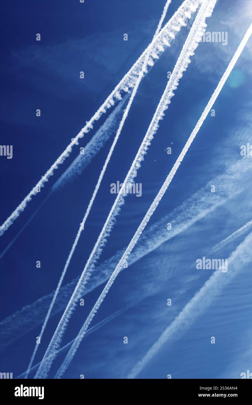 Aeroplanes contrails hi-res stock photography and images - Alamy