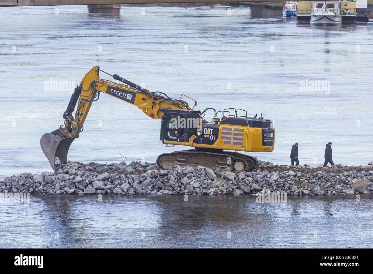 After the partial collapse of the Carola Bridge, demolition work ...