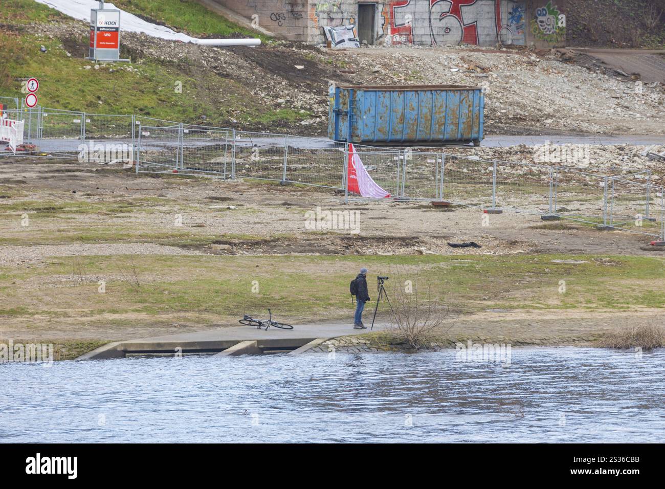 After the partial collapse of the Carola Bridge, demolition work ...