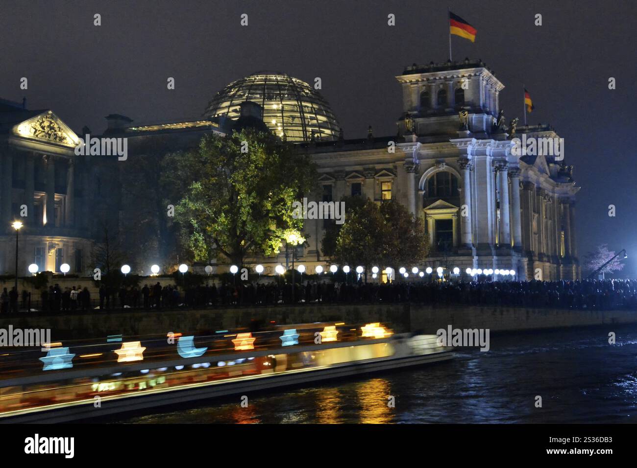 String of lights along the former Berlin Wall Stock Photo - Alamy