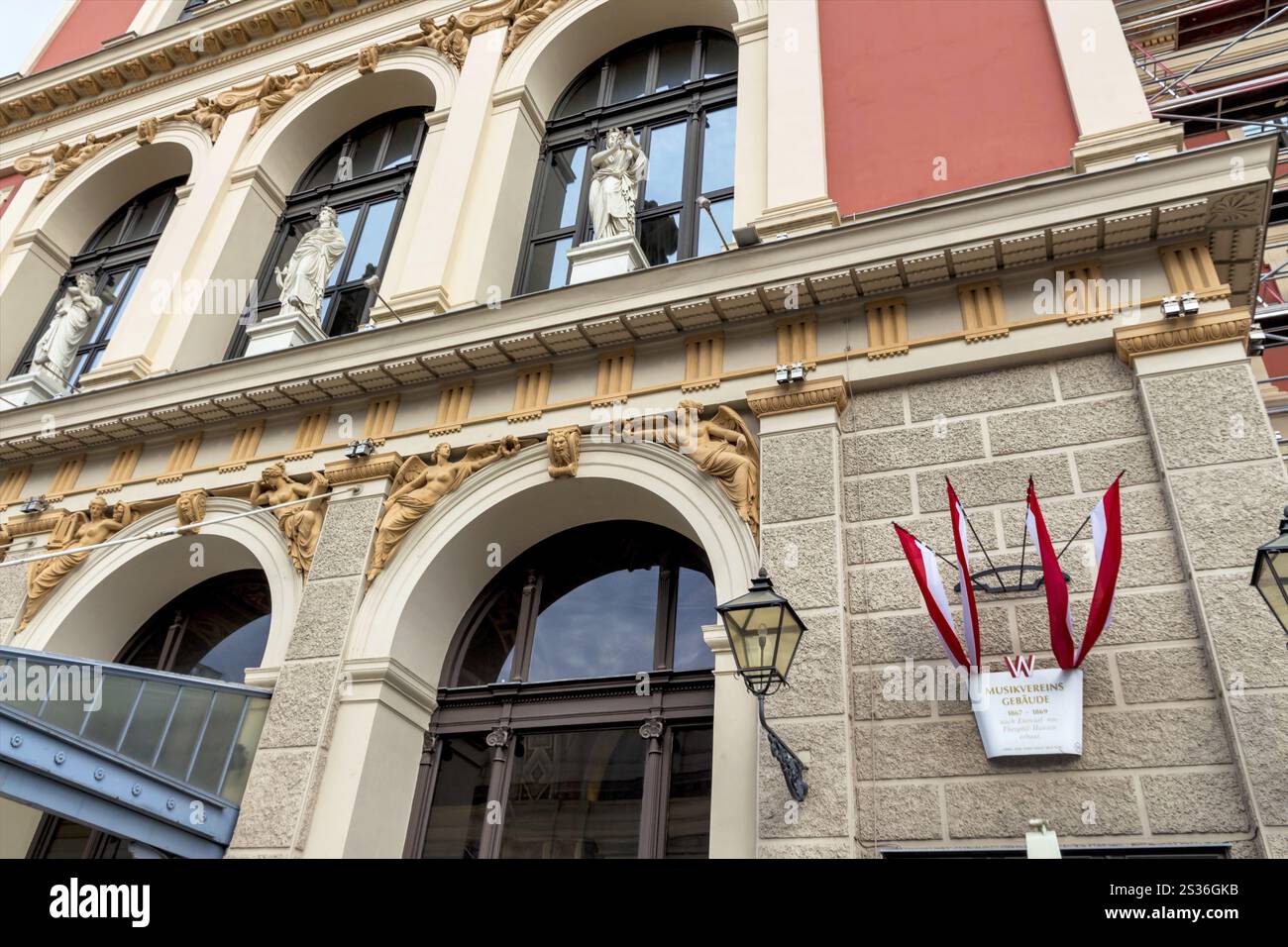 Vienna philharmonic orchestra new year hi-res stock photography and ...