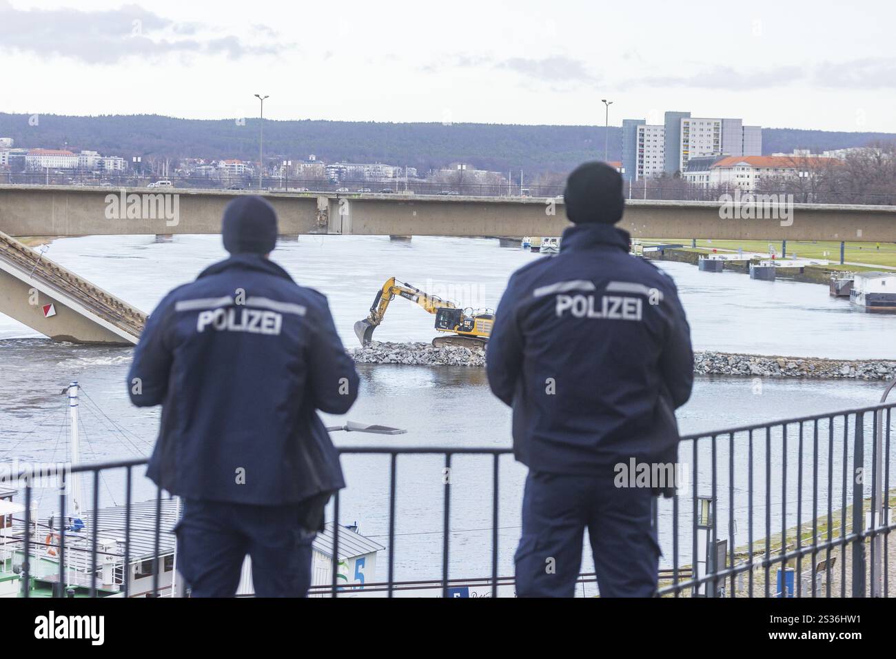 After the partial collapse of the Carola Bridge, demolition work ...