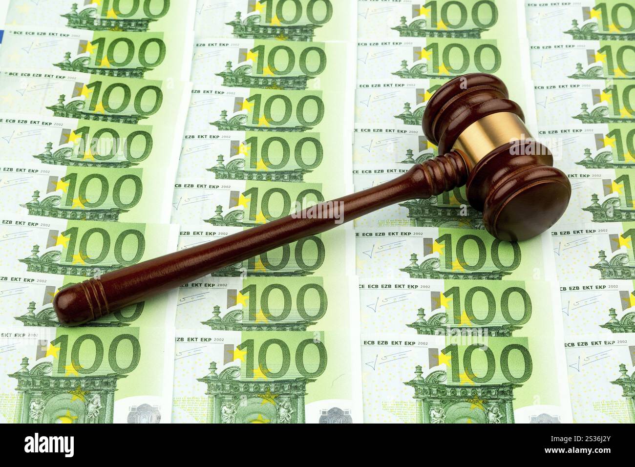 Judge's gavel and euro banknotes. Symbol photo for costs in court, rule ...