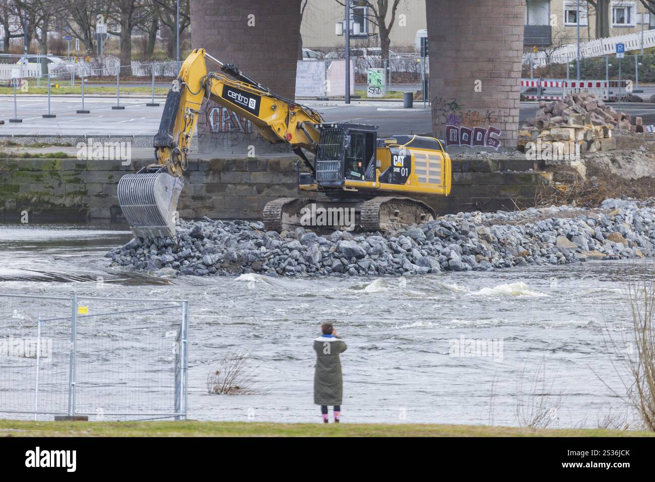 After the partial collapse of the Carola Bridge, demolition work ...