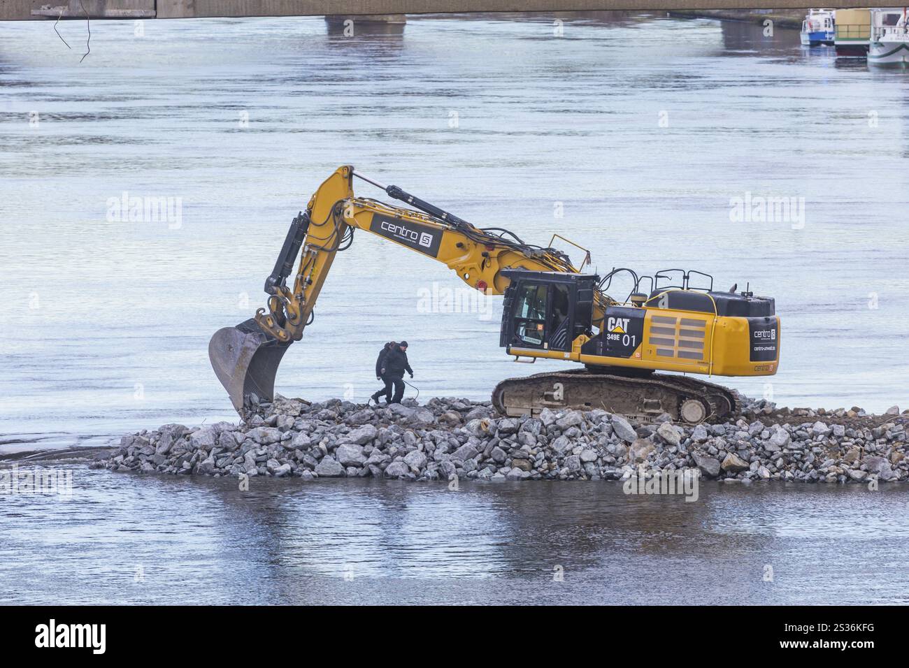After the partial collapse of the Carola Bridge, demolition work ...