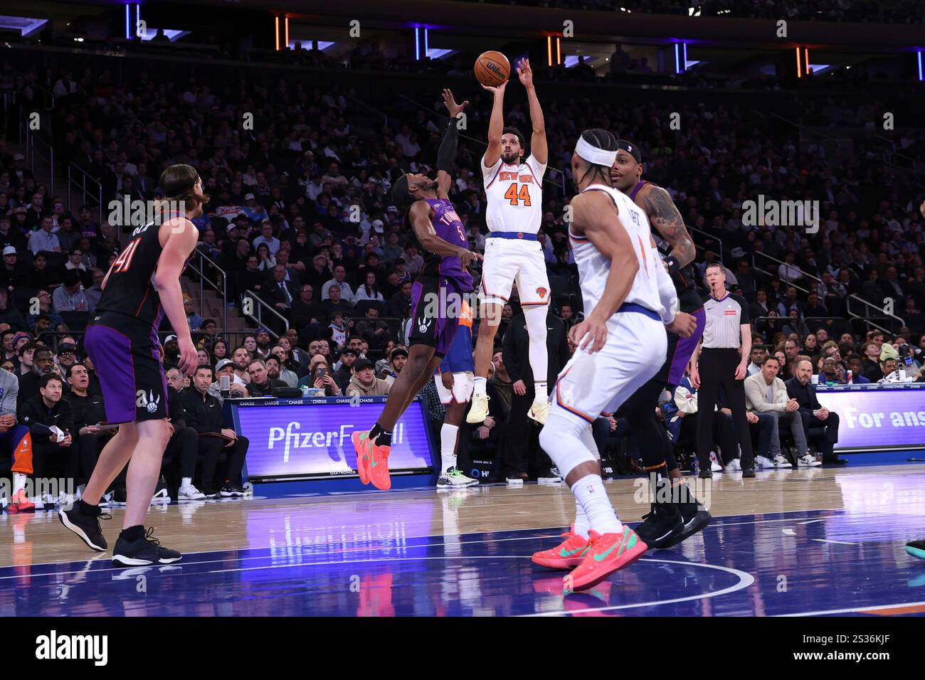 New York Knicks' Landry Shamet shoots the ball during the second half ...