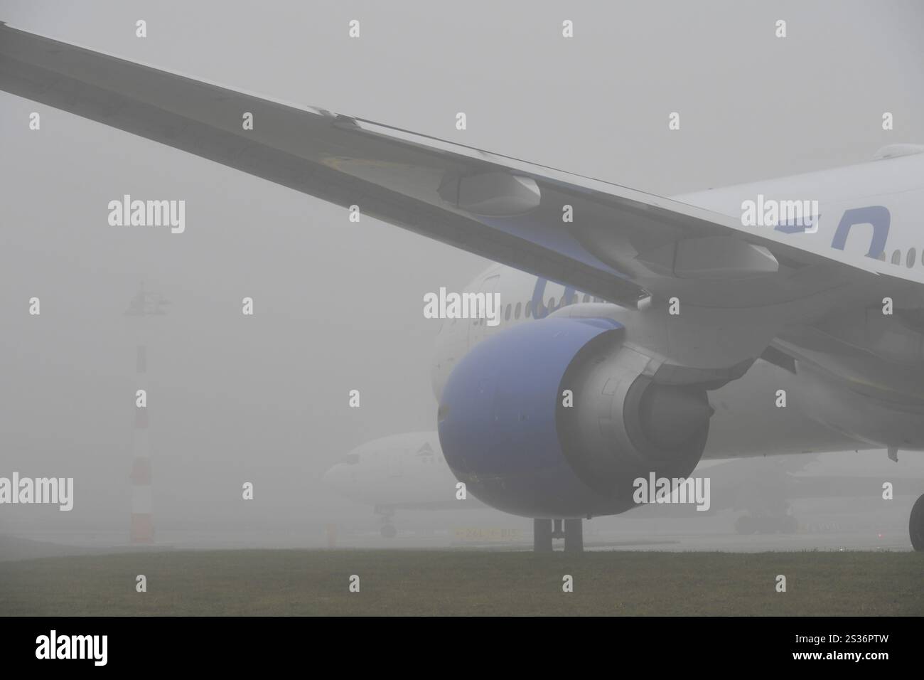 United Airlines, Boeing, B777-200, with Delta Airlines, Boeing, B767 in ...