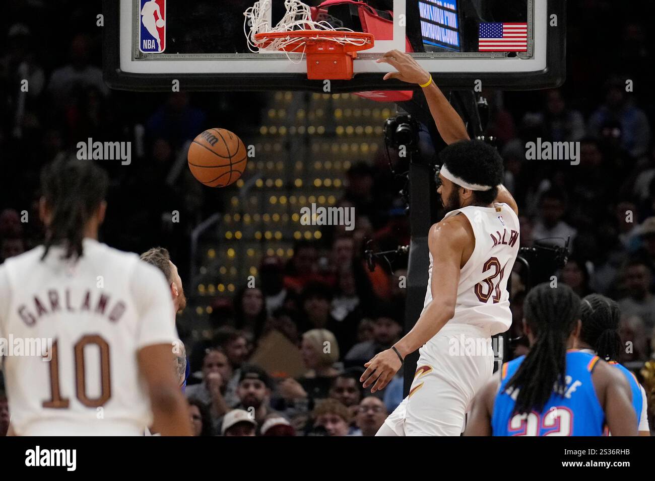 Cleveland Cavaliers center Jarrett Allen (31) dunks in the second half ...