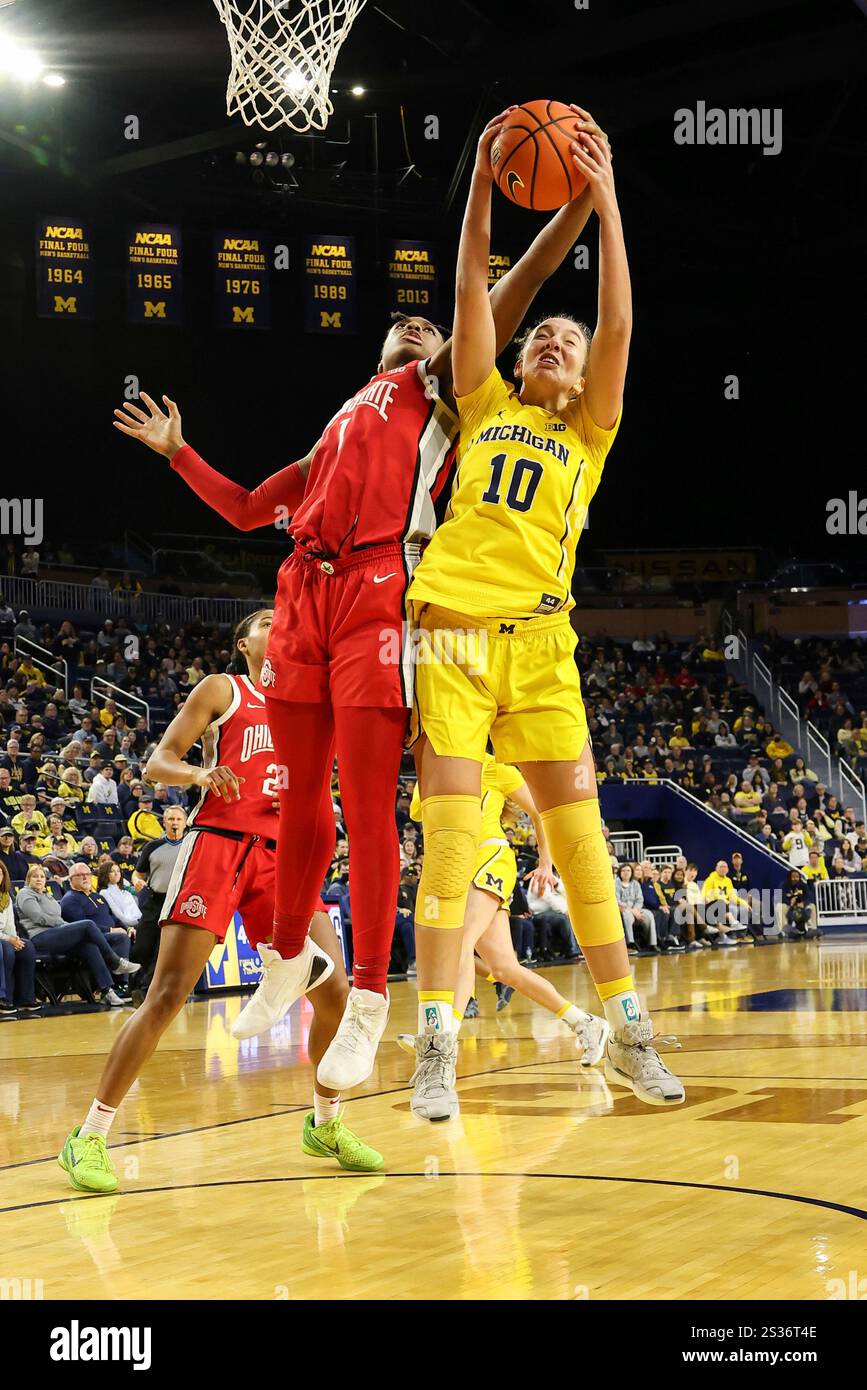 ANN ARBOR, MI - JANUARY 8: Michigan Wolverines guard Jordan Hobbs (10 ...