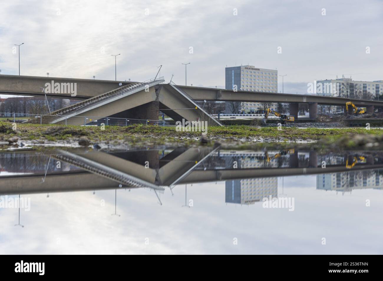 After the partial collapse of the Carola Bridge, demolition work ...