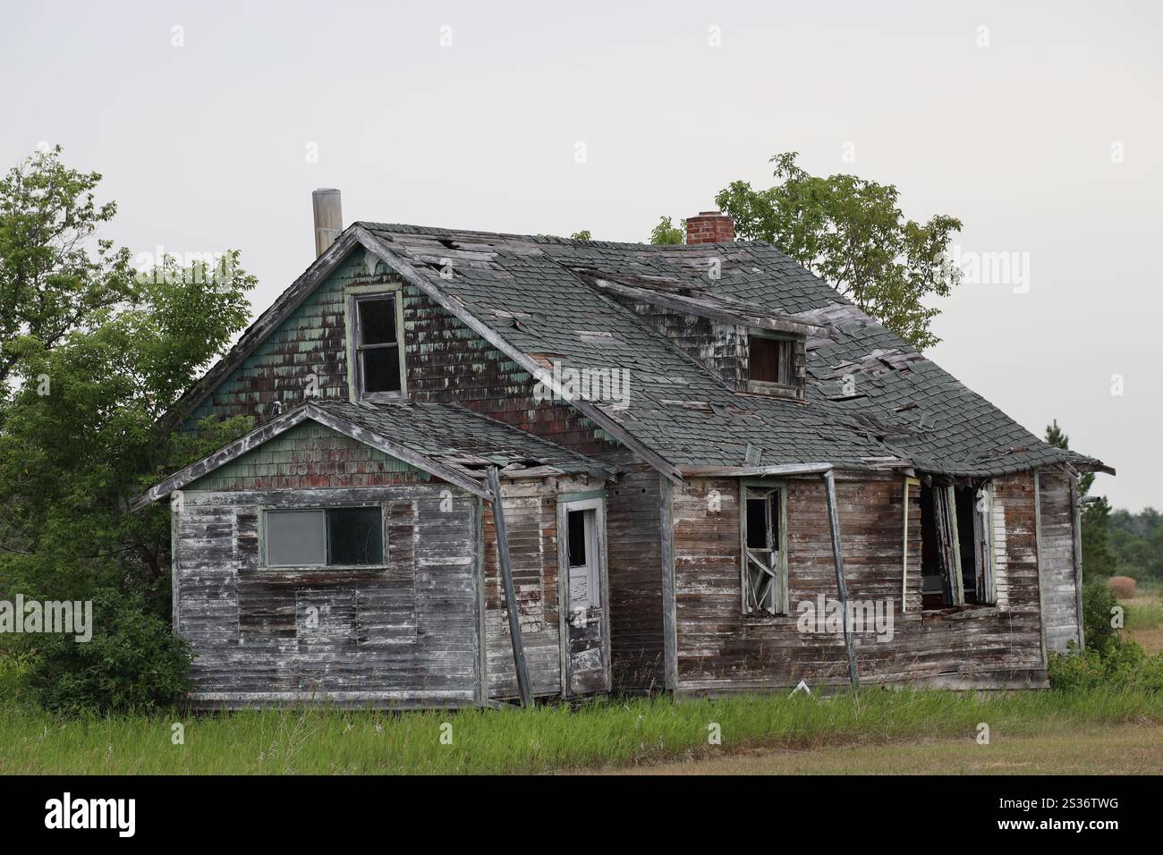 Abandoned old log farm hi-res stock photography and images - Alamy