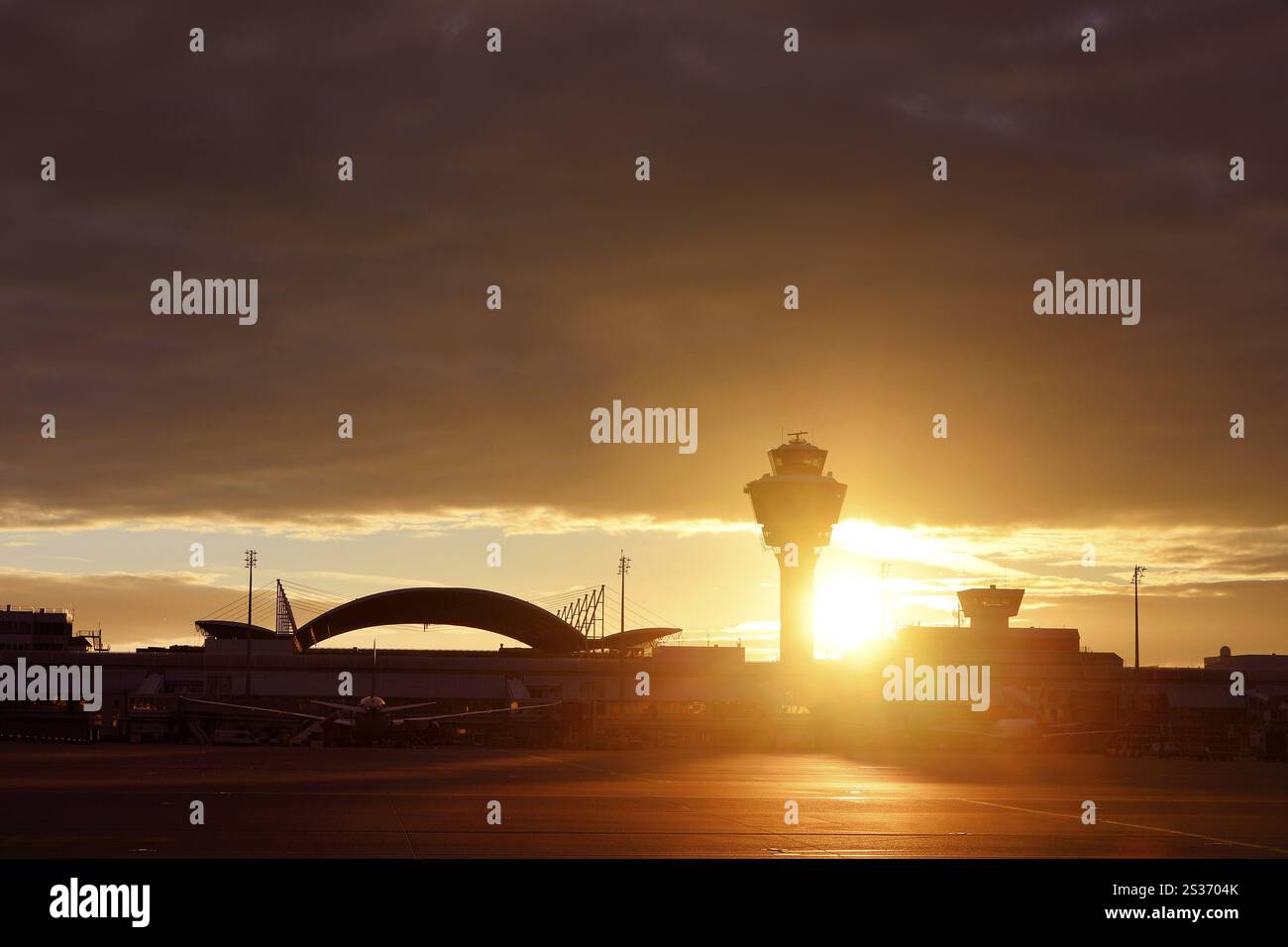 Control tower, MAC (Munich Airport Centre) Terminal 1, apron west and ...