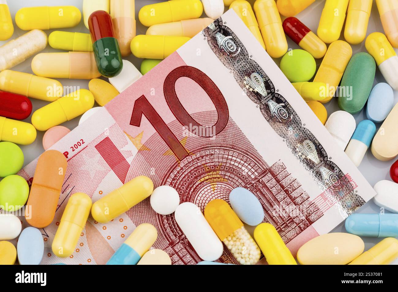 Euro banknotes and tablets, symbolic photo for costs of medication and ...