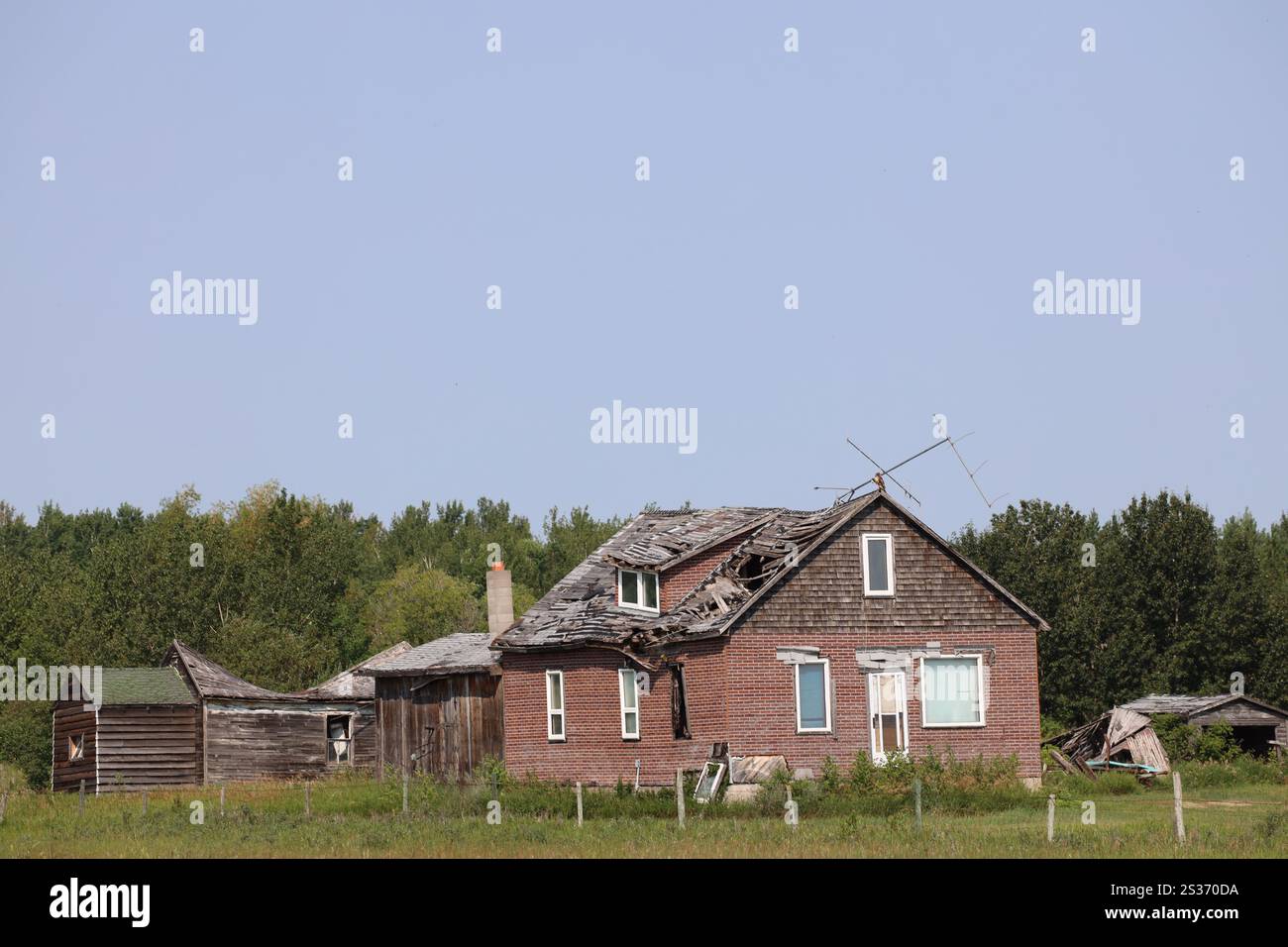 abandoned farm house and out buildings collapsing Stock Photo - Alamy