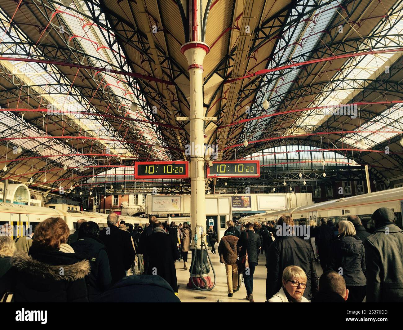 London station platforms hi-res stock photography and images - Alamy