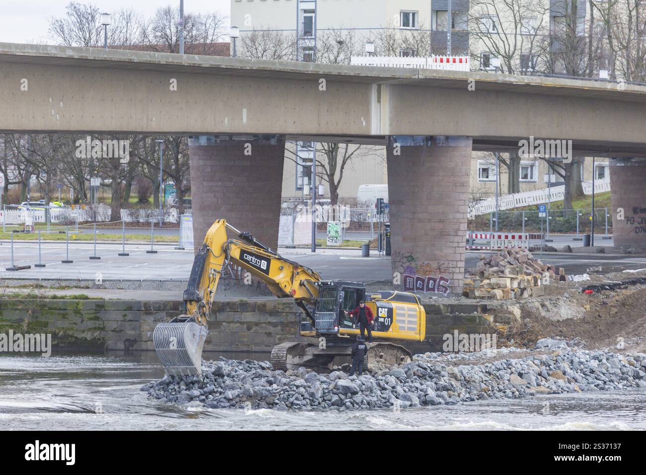 After the partial collapse of the Carola Bridge, demolition work ...
