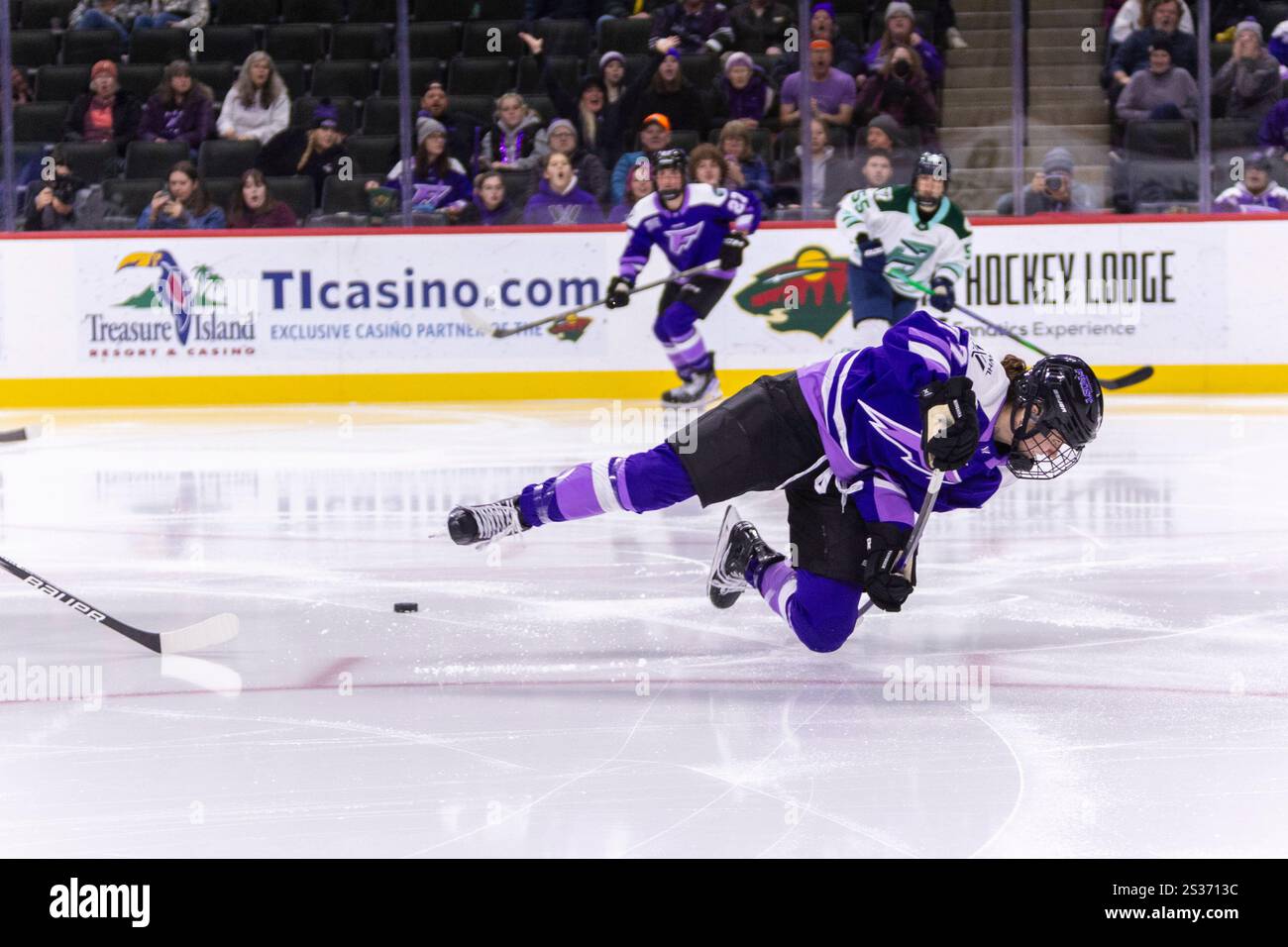 St. Paul, Minnesota, USA. 8th Jan, 2025. Minnesota Frost forward BRITTA ...