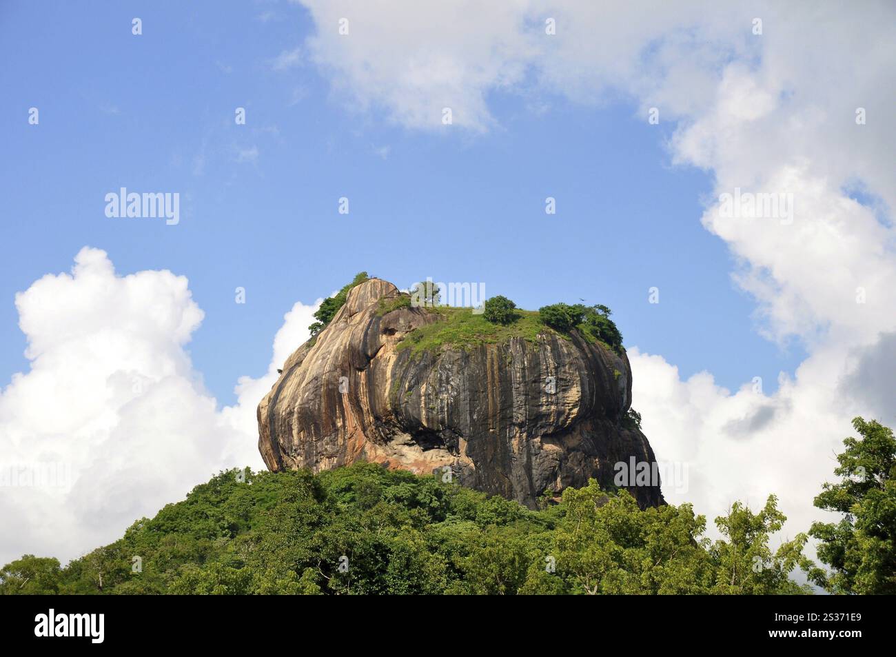 Der Felsen von Sigiriya in Sri Lanka Stock Photo - Alamy